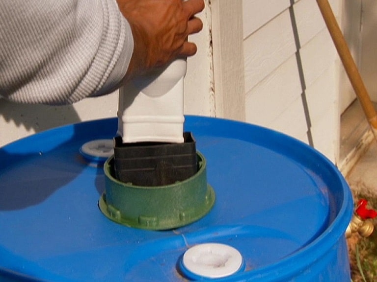 How to Set Up A Rain Barrel to Water Your Garden | ZacsGarden.com